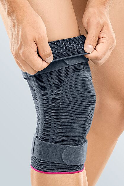 Genumedi® plus knästöd med patella silikonring och extra remmar från medi